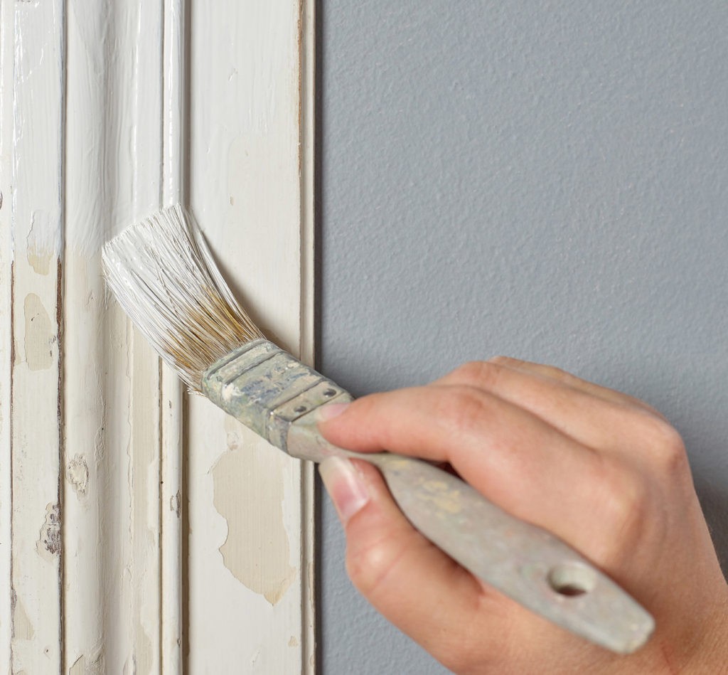 How to Paint Walls and Ceilings using Emulsion